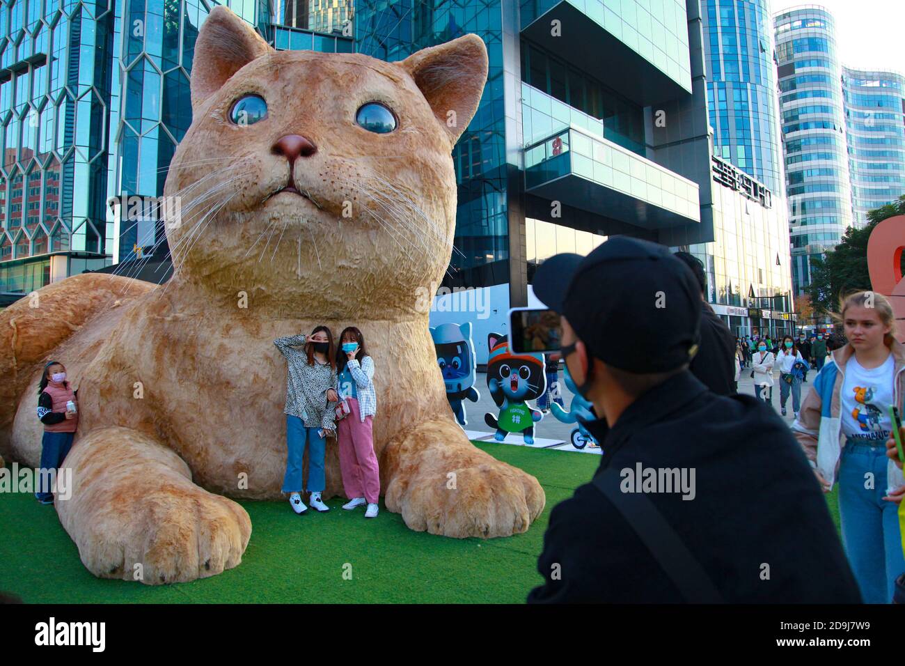 A huge cat sculpture that is a hundred times larger than a normal cat ...