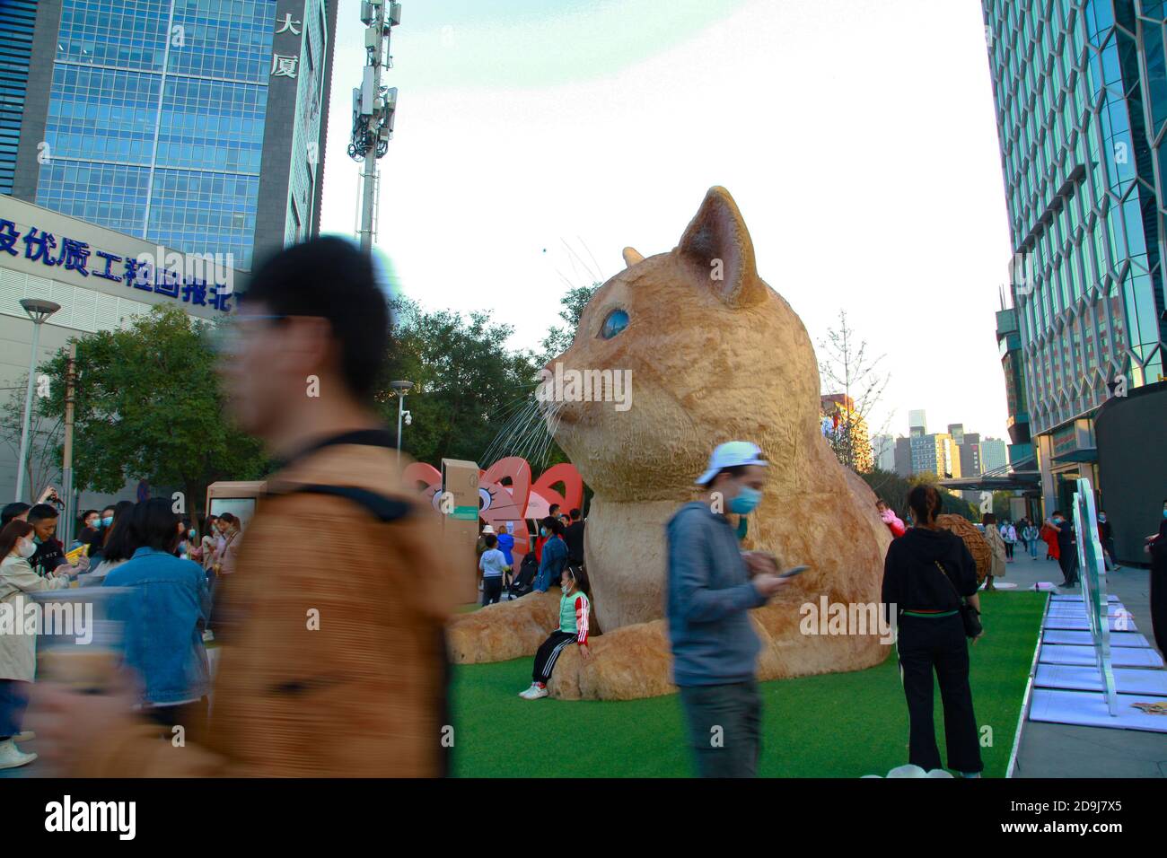A huge cat sculpture that is a hundred times larger than a normal cat ...