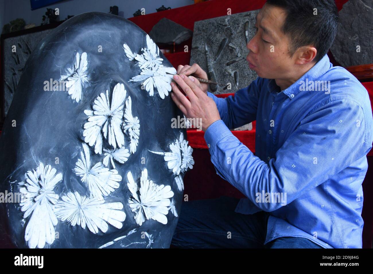 Craftsmen carve unique sculptures on the chrysanthemum stone in Enshi ...
