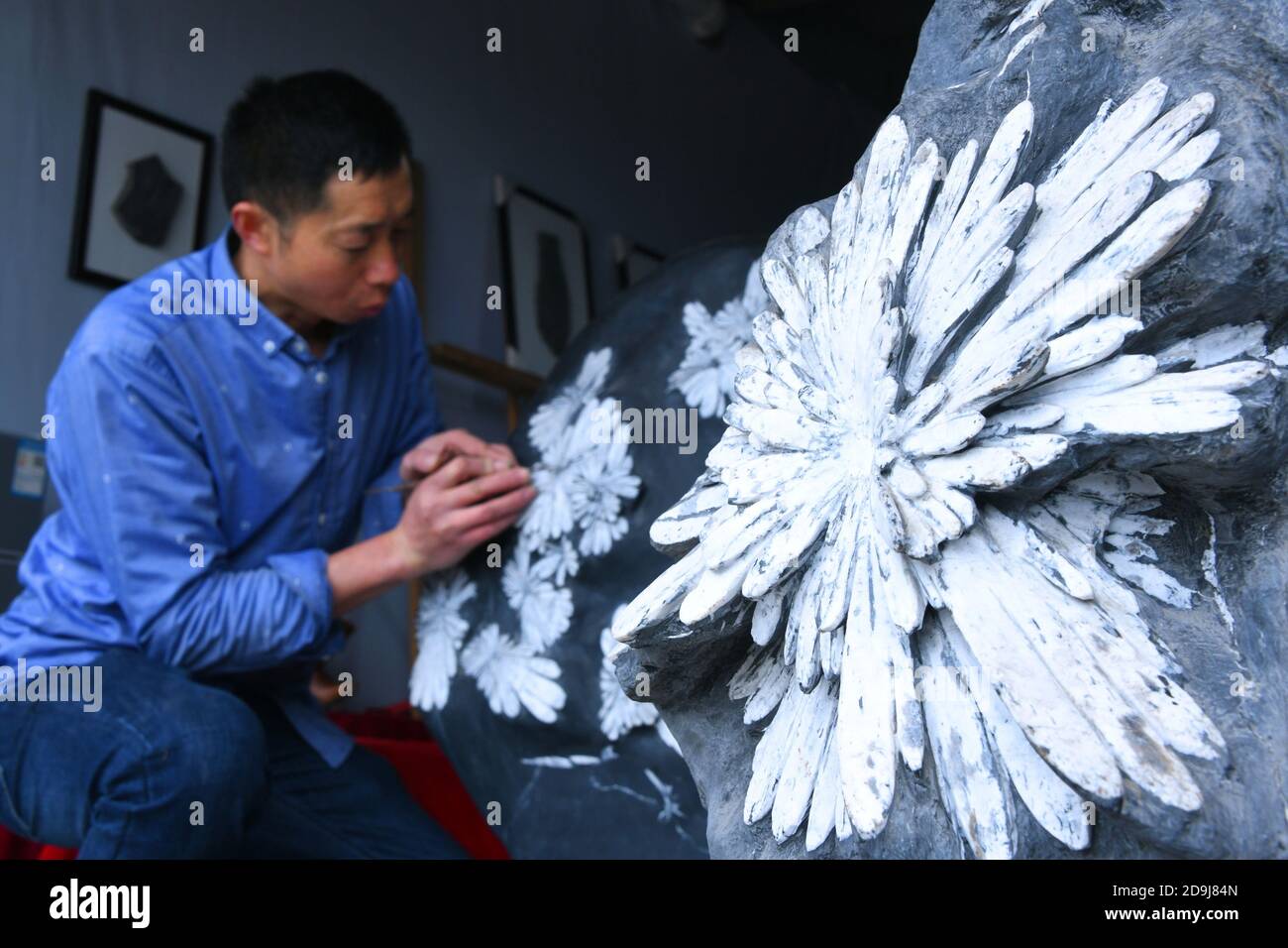 Craftsmen carve unique sculptures on the chrysanthemum stone in Enshi ...