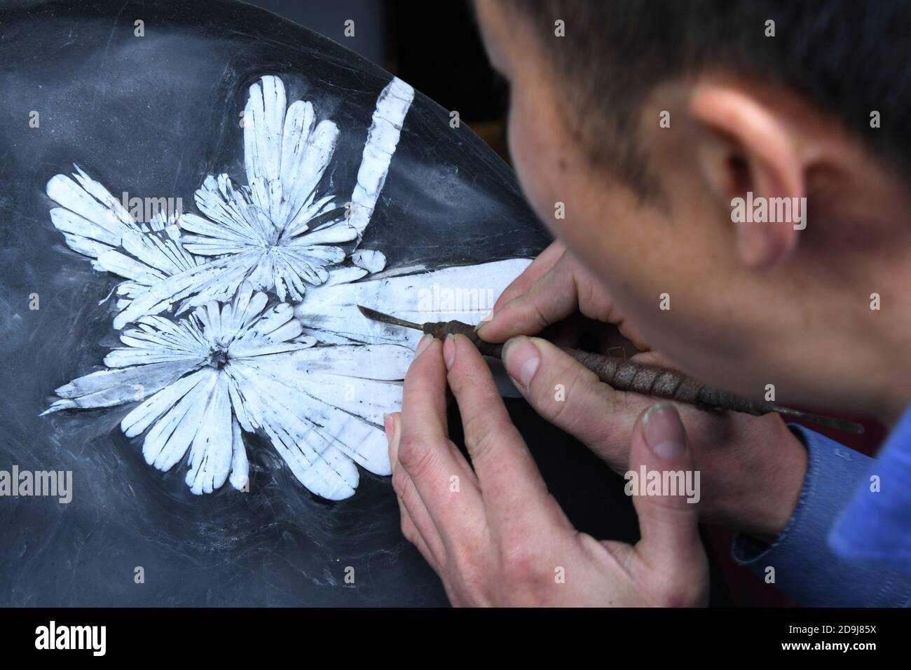 Craftsmen carve unique sculptures on the chrysanthemum stone in Enshi ...