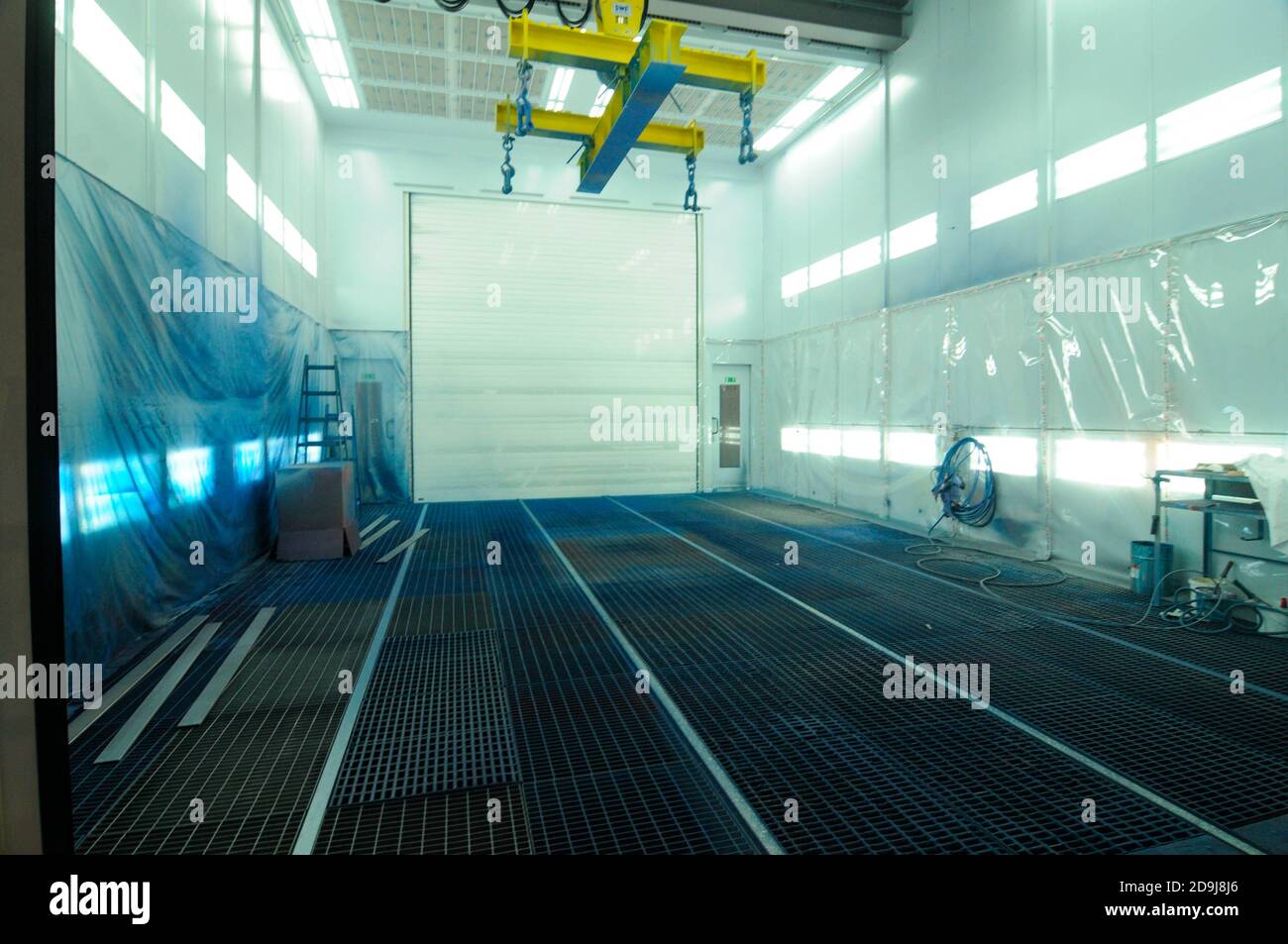 empty room in a factory Stock Photo - Alamy