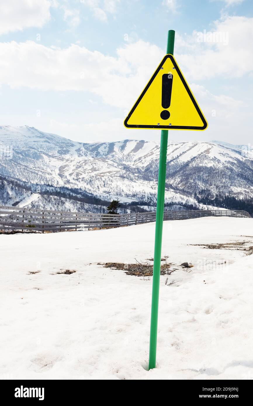 Yellow warning sign with an exclamation sign Stock Photo - Alamy