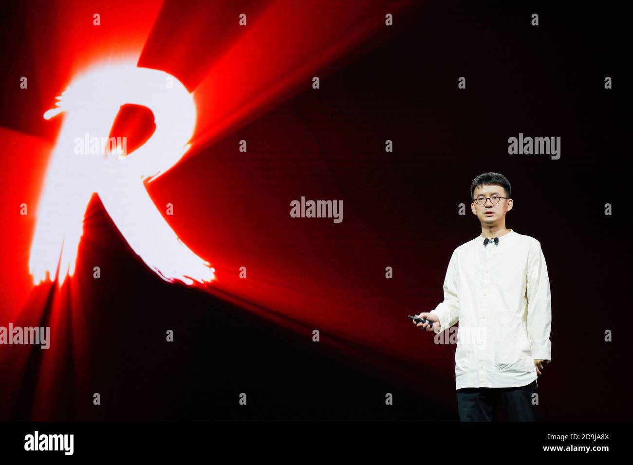 At the JMGO 2020 new product launch conference, Smartisan released the ...