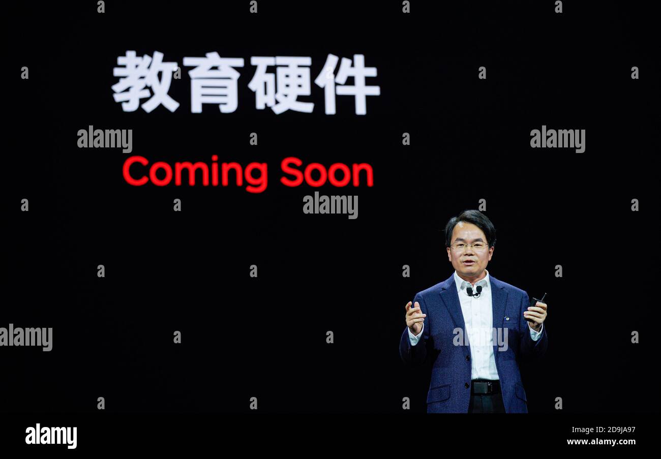 At the JMGO 2020 new product launch conference, Smartisan released the ...