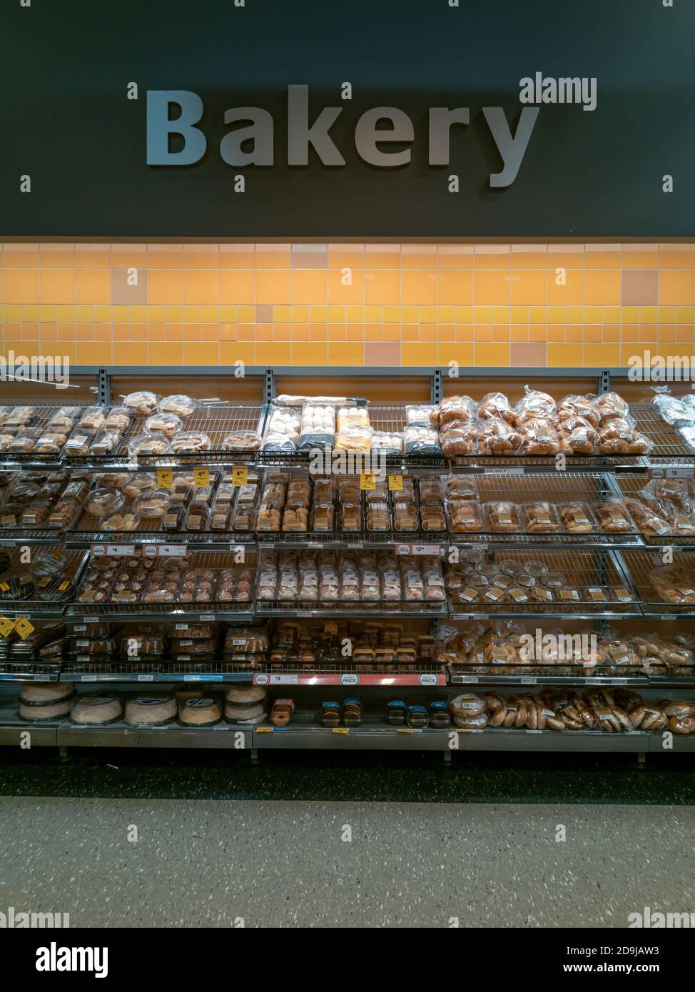 Supermarket bakery section hi-res stock photography and images - Alamy