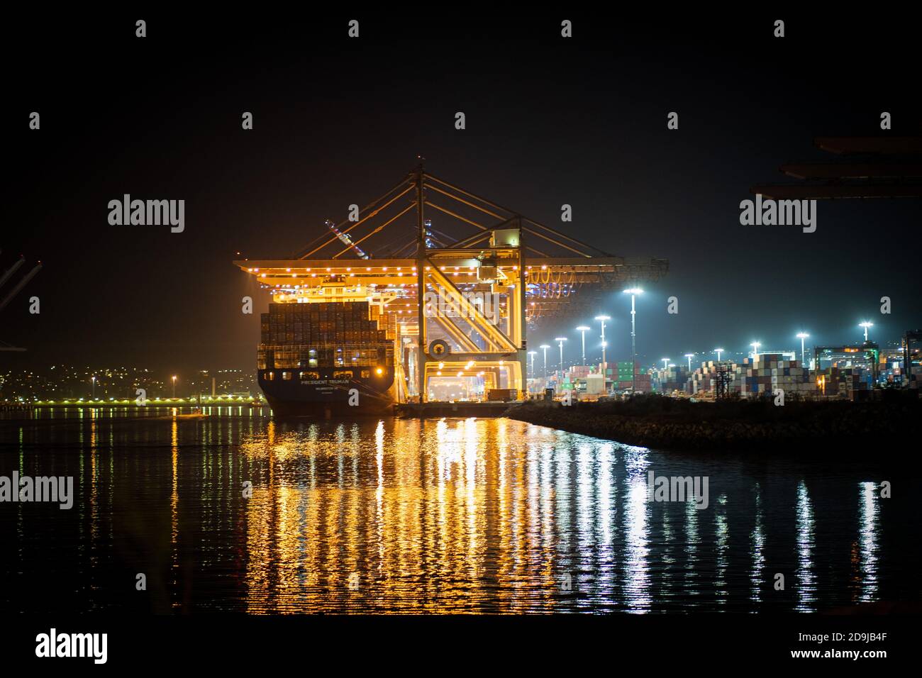 Long beach port container ship hi-res stock photography and images - Alamy