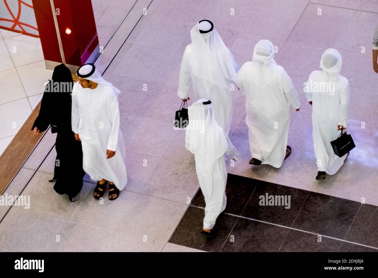 Shopping mall dubai people walking hi-res stock photography and images ...