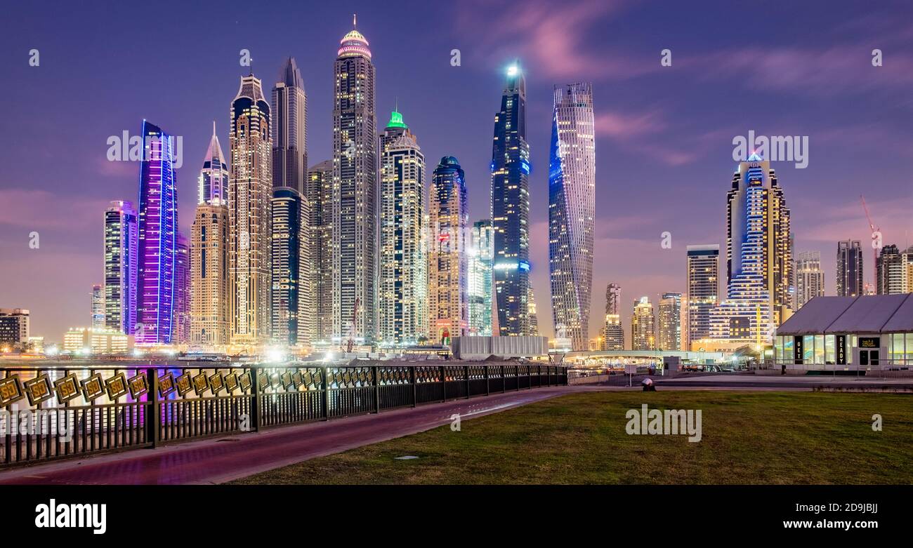 Dubay skyline by night Stock Photo - Alamy