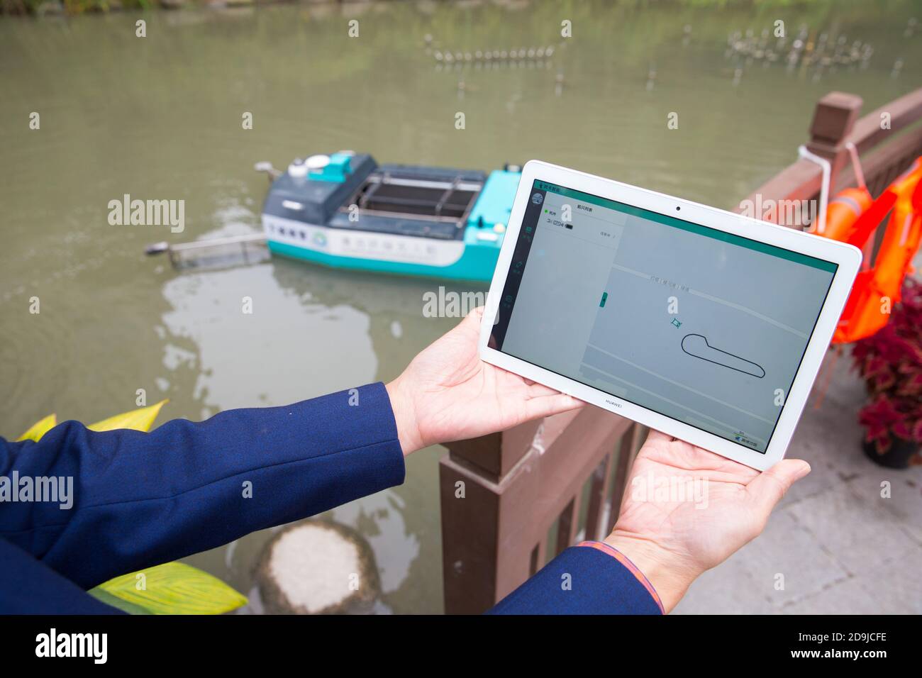 A driverless boat has been put into use in the river of Henghe Gang ...