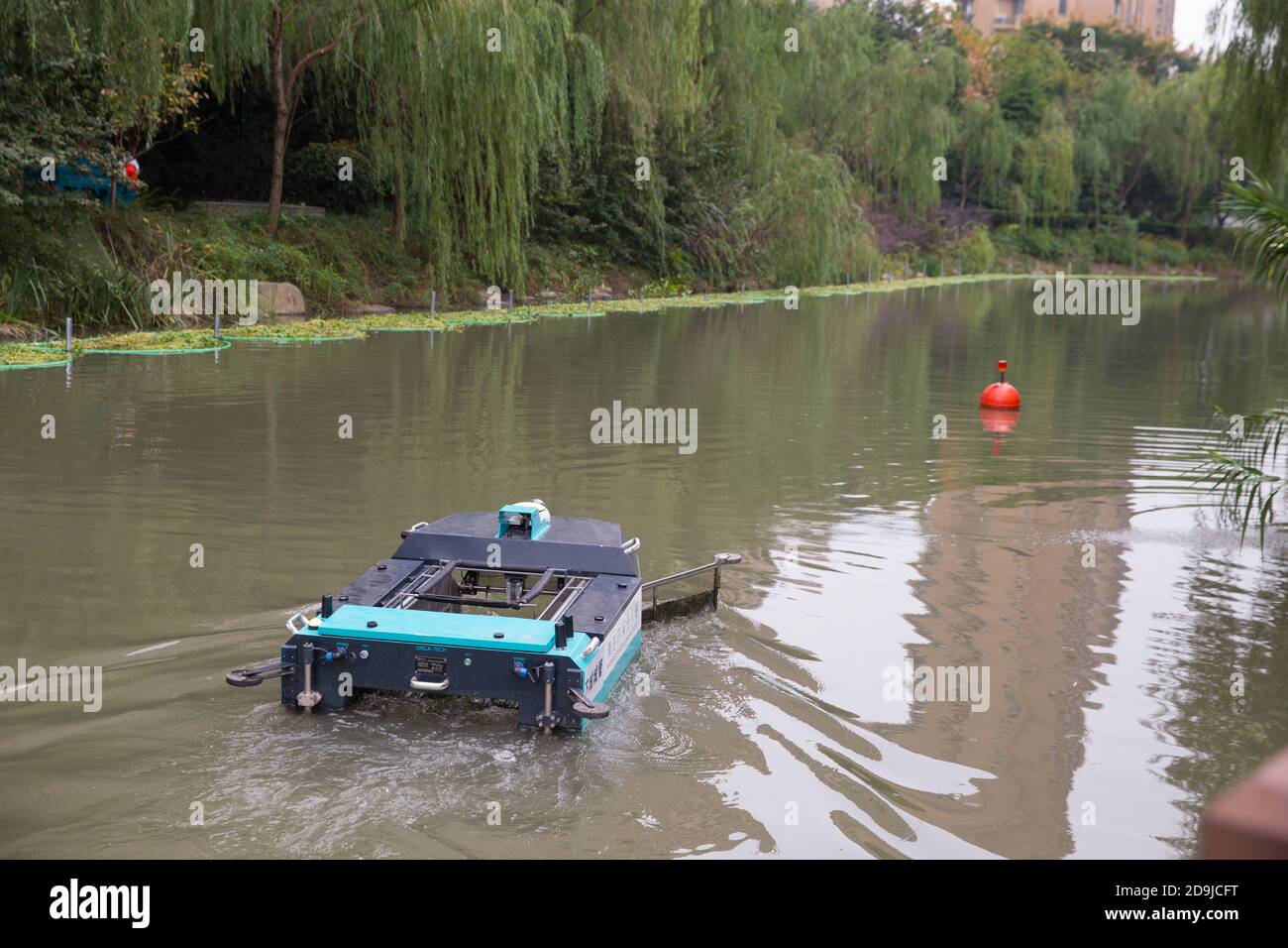 A driverless boat has been put into use in the river of Henghe Gang ...