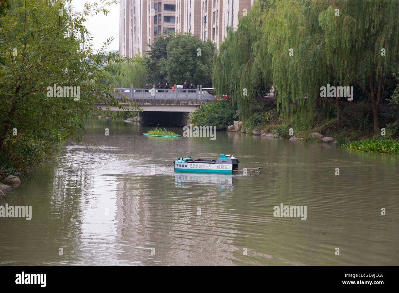 A driverless boat has been put into use in the river of Henghe Gang ...
