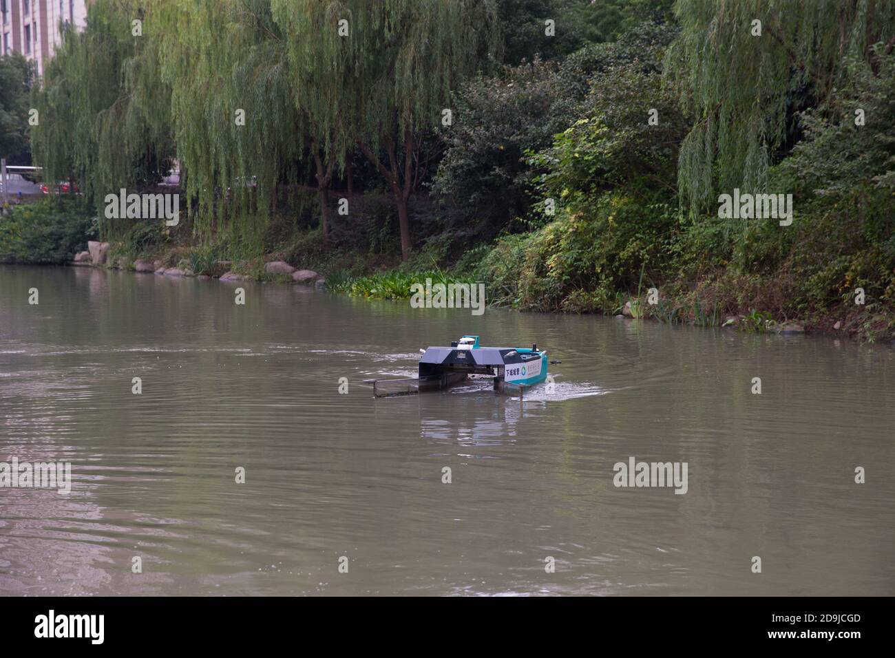 A driverless boat has been put into use in the river of Henghe Gang ...