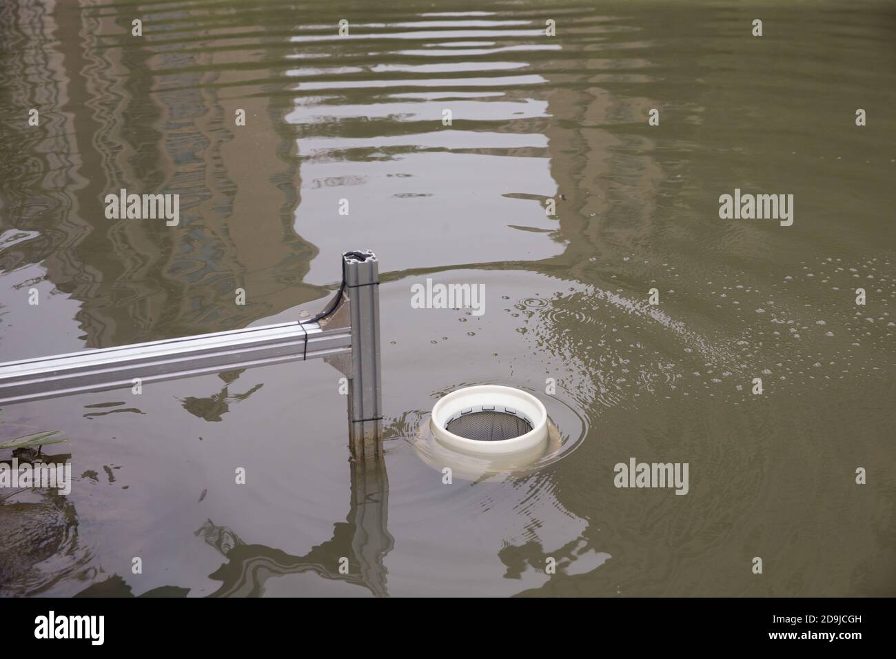 A driverless boat has been put into use in the river of Henghe Gang ...