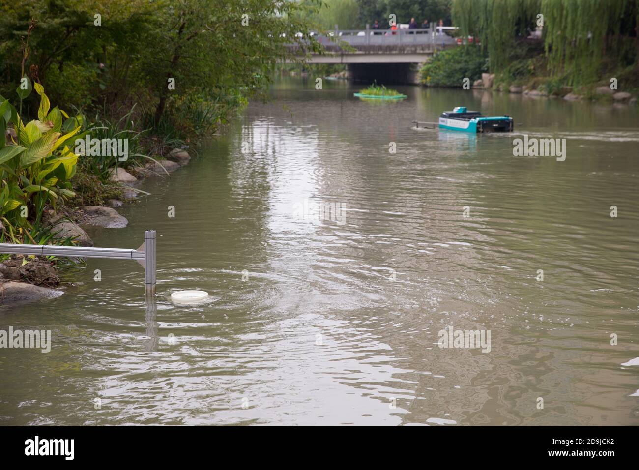 A driverless boat has been put into use in the river of Henghe Gang ...