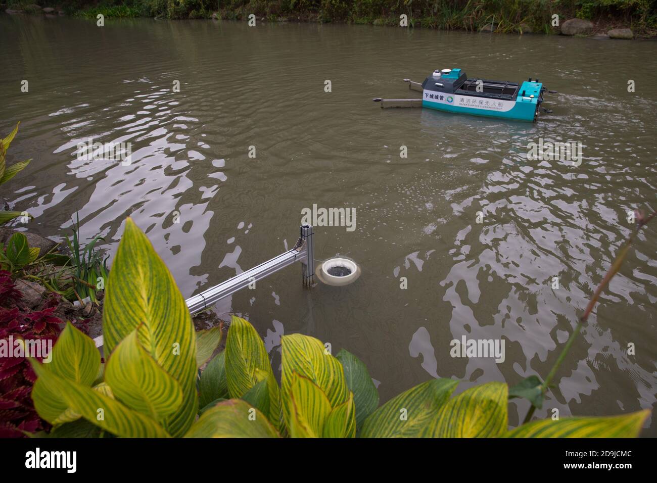A driverless boat has been put into use in the river of Henghe Gang ...
