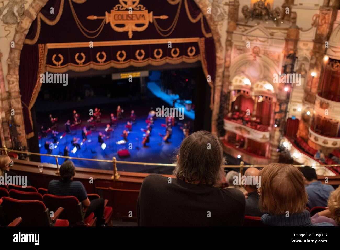 Opera audience london hi-res stock photography and images - Alamy