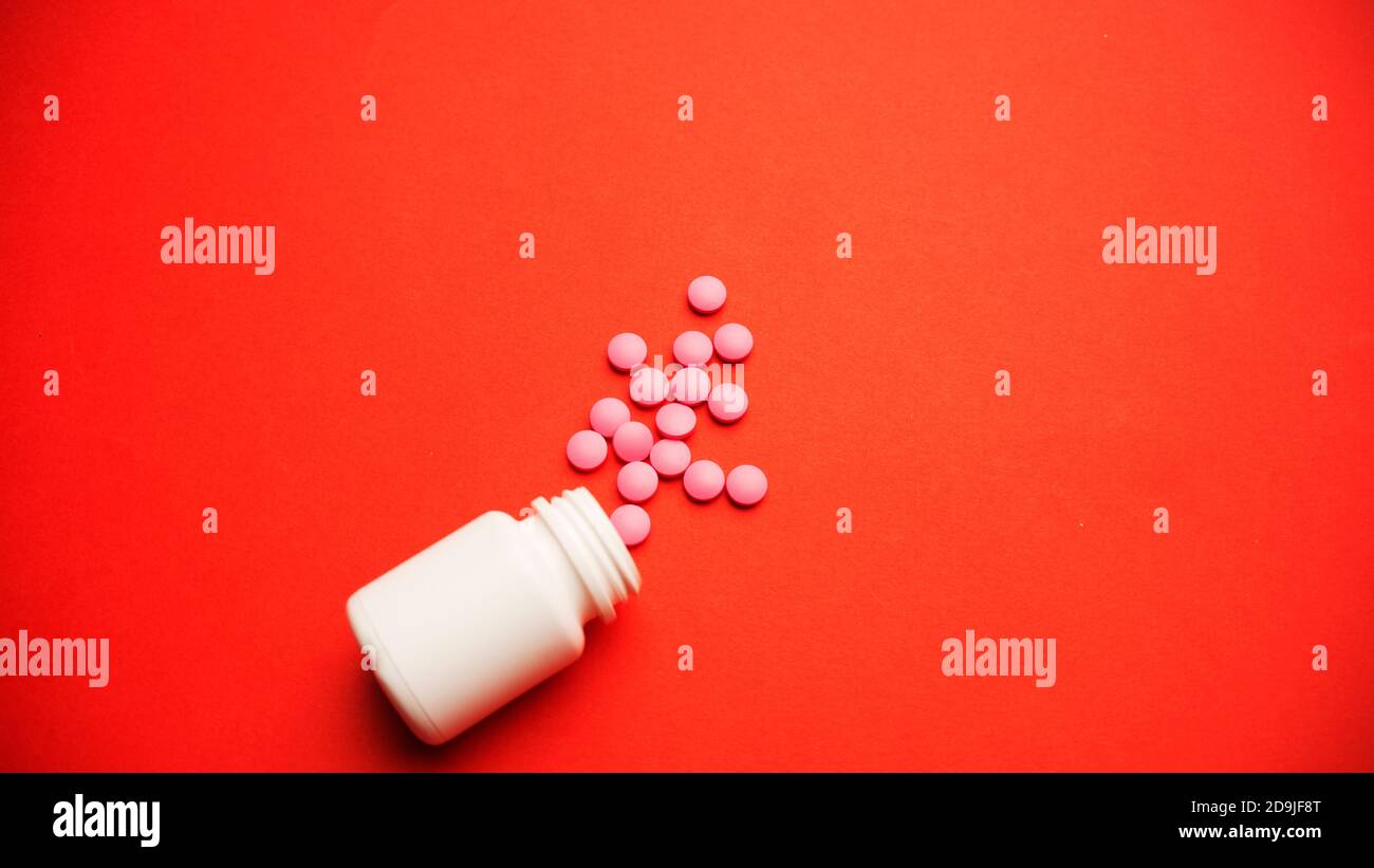 Spilled pills or tablets as pattern from a plastic drugs bottle Stock ...