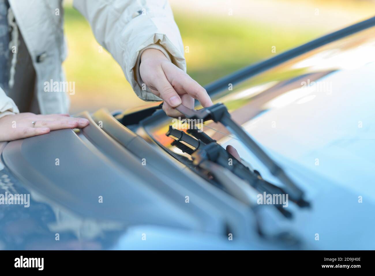 Mechanic windscreen hi-res stock photography and images - Alamy