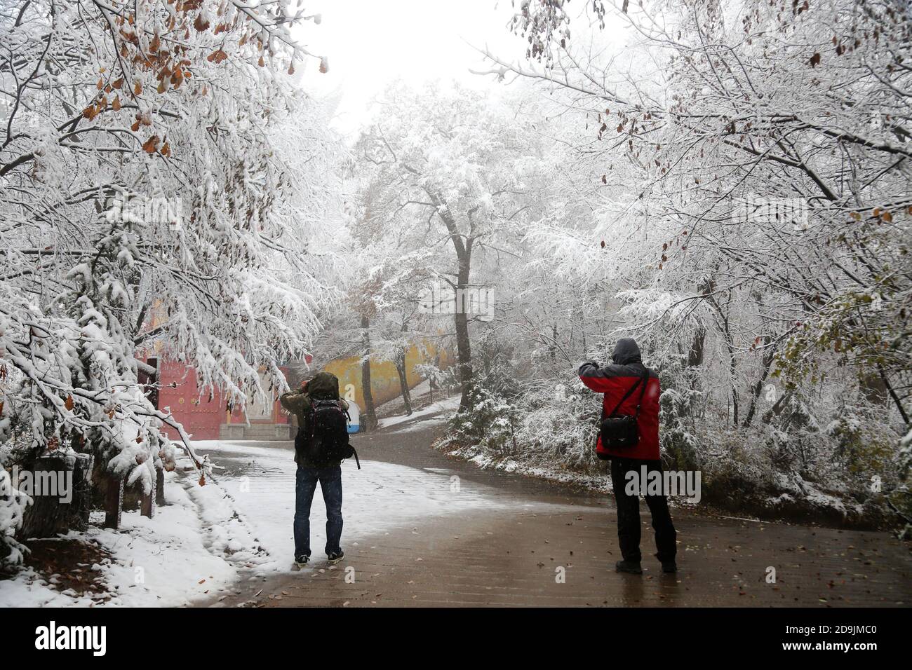 The first snow scenery of Kongtong mountain in Pingliang city ...