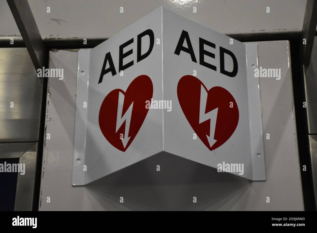The picture shows the installation of an AED device in Xidan Station of ...
