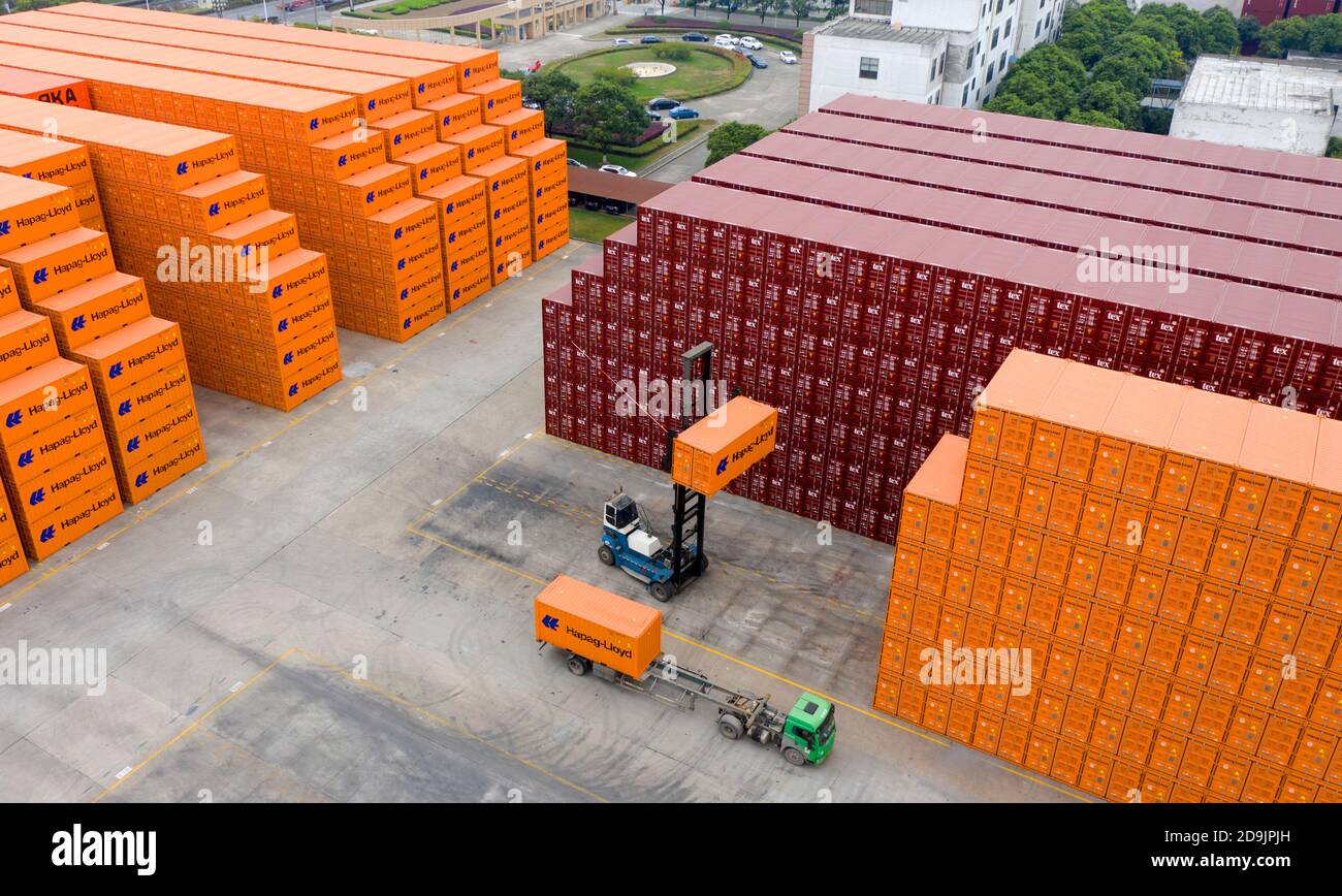 28 containers hi-res stock photography and images - Alamy