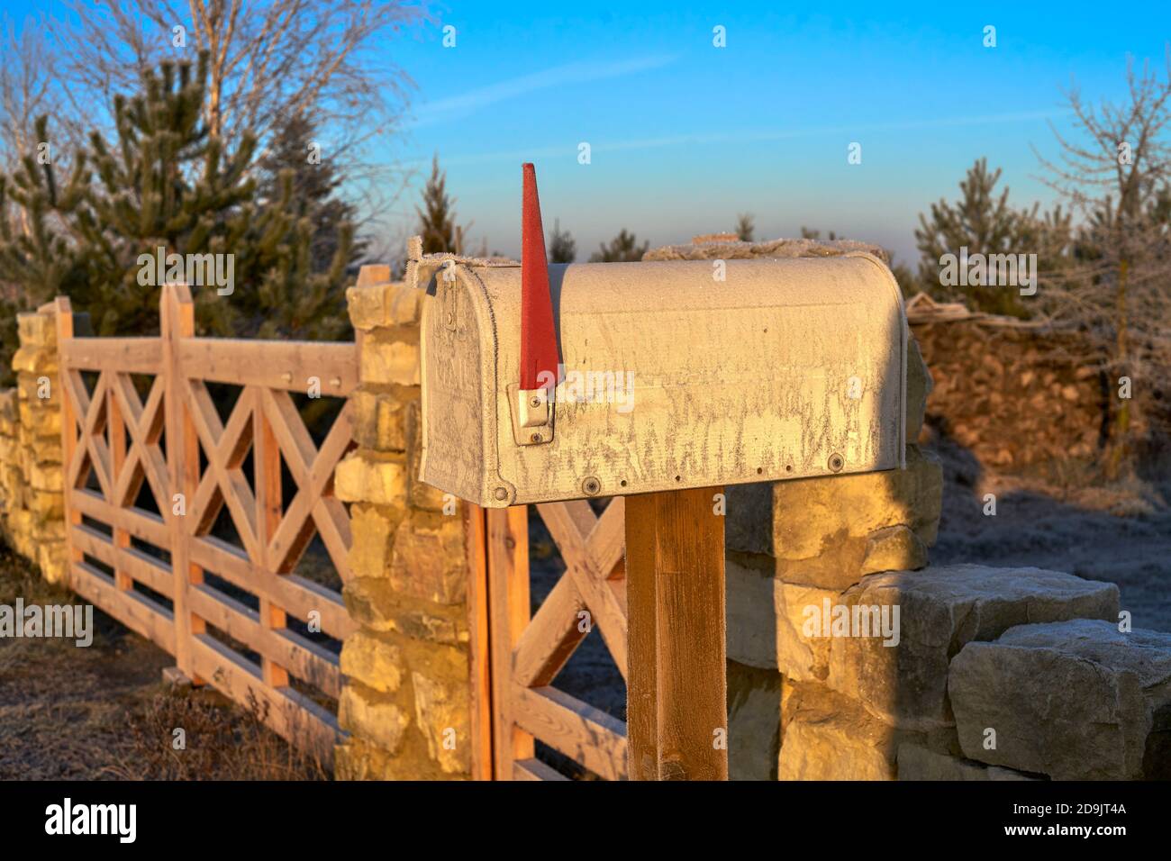 Gate post box hi-res stock photography and images - Alamy