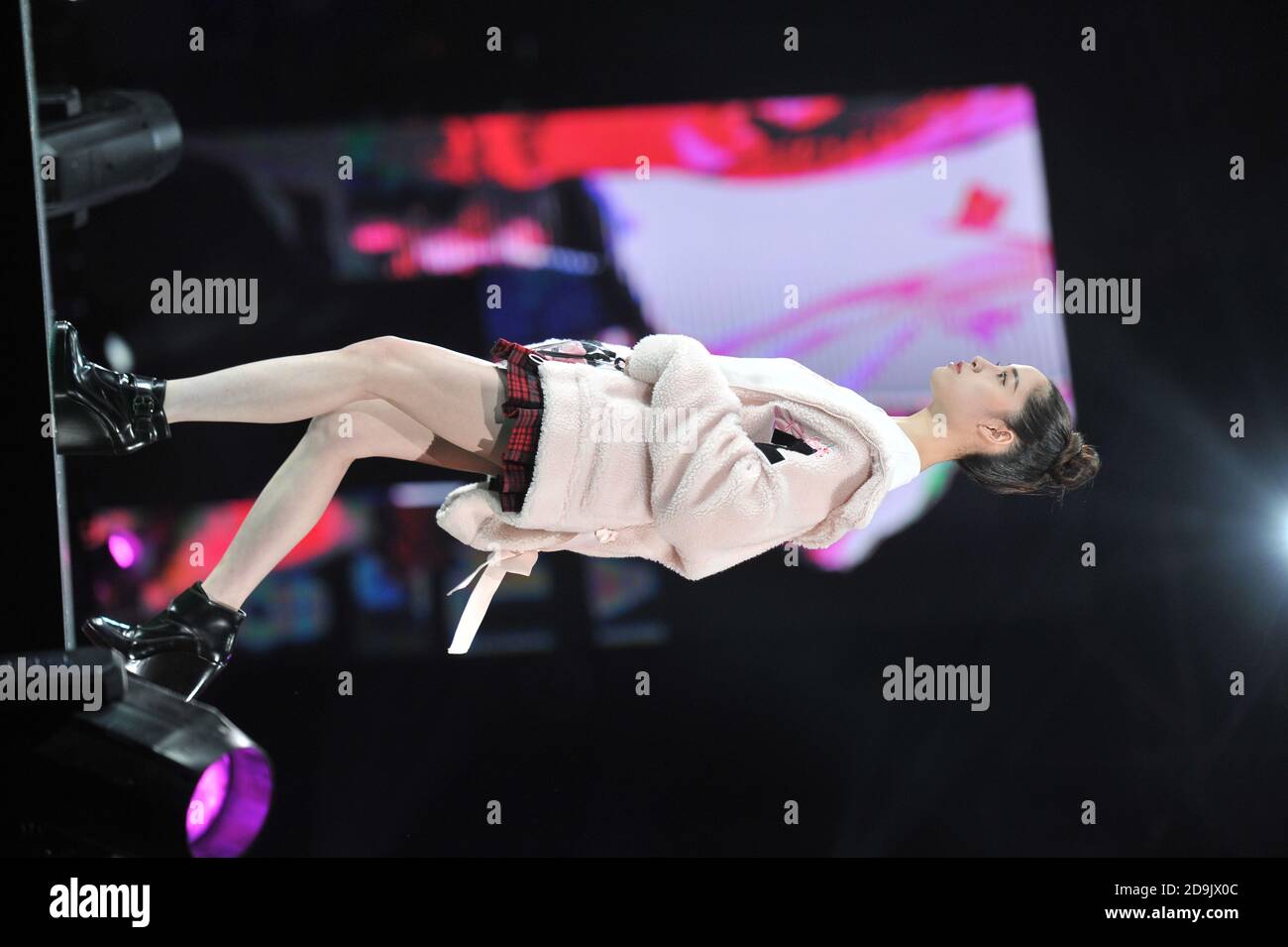 Ouyang Nini, Chinese actress and elder sister of Ouyang Nana, catwalks ...