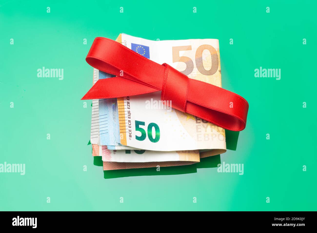 Money give away hi-res stock photography and images - Alamy