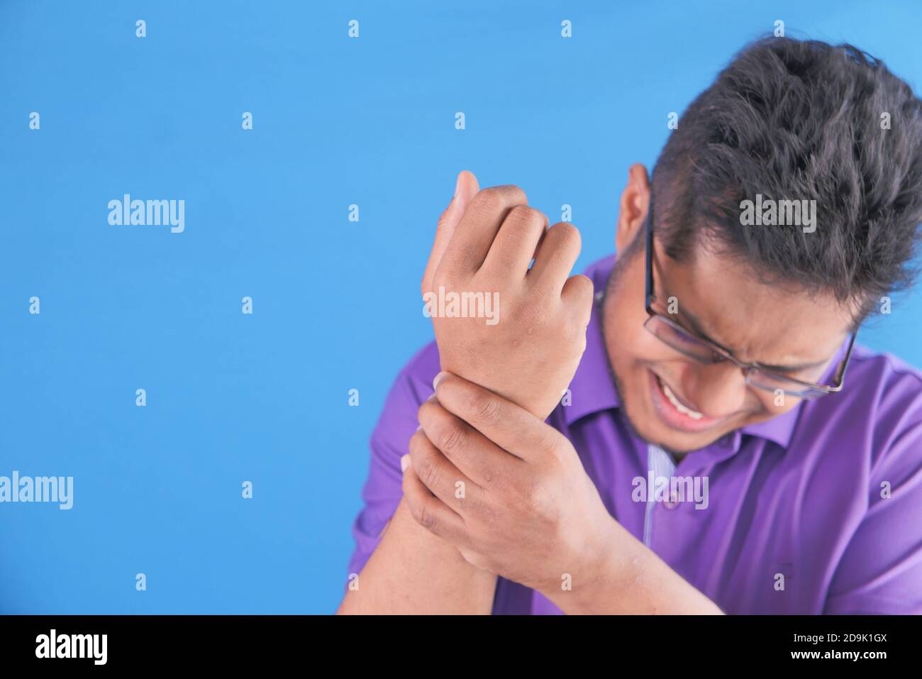 man suffering pain in hand close up Stock Photo - Alamy