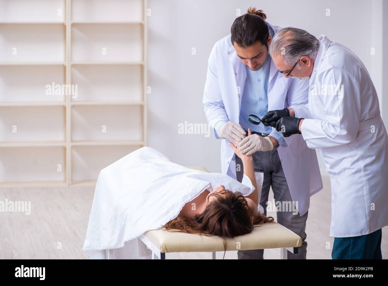 Police coroner examining dead body corpse in the morgue Stock Photo - Alamy