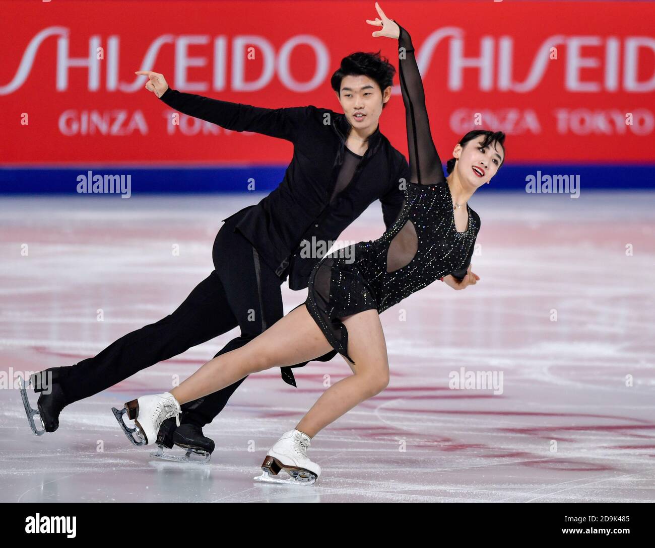 Chongqing. 6th Nov, 2020. Guo Yuzhu (R)/Zhao Pengkun of China perform ...