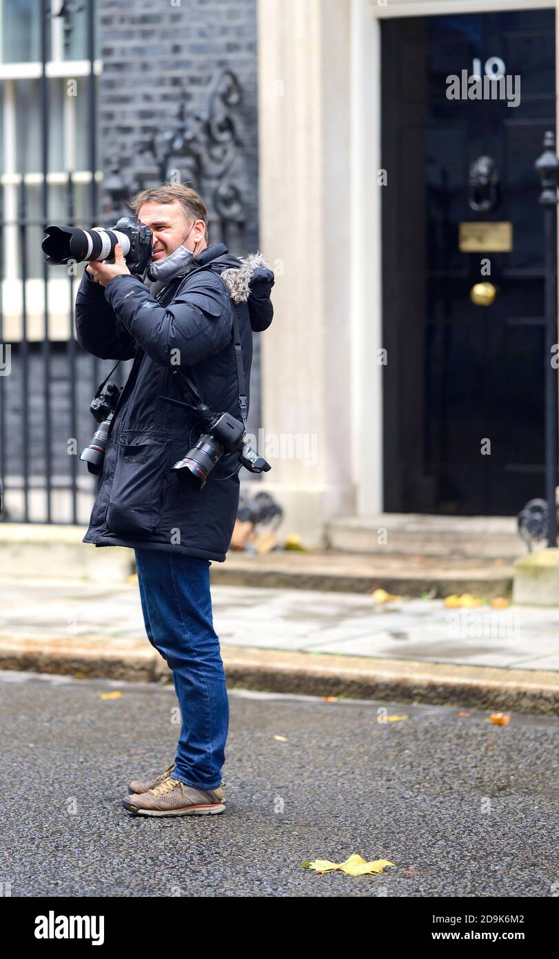 London, England, UK. Press photographer (Simon Dawson) in front of 10 ...
