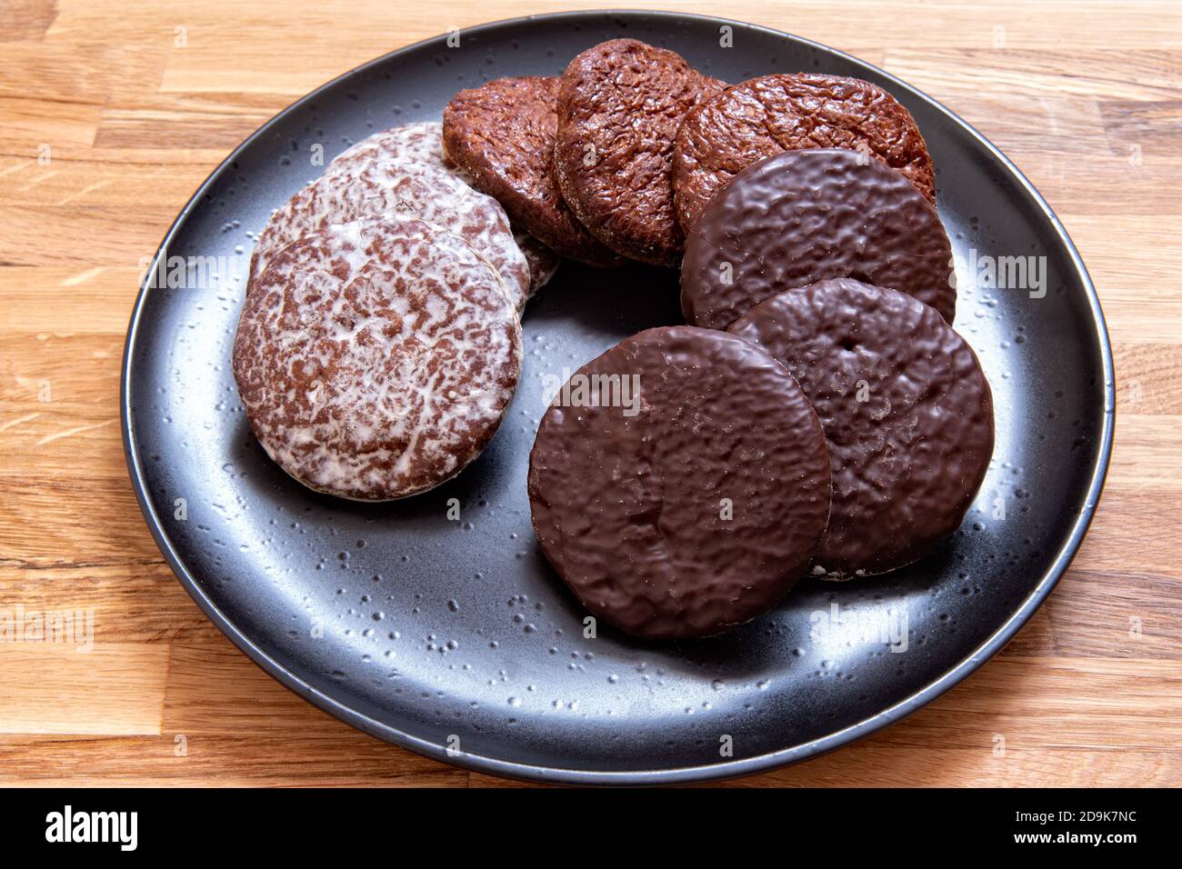 Three types of German round gingerbreads on black plate. Gingerbread ...