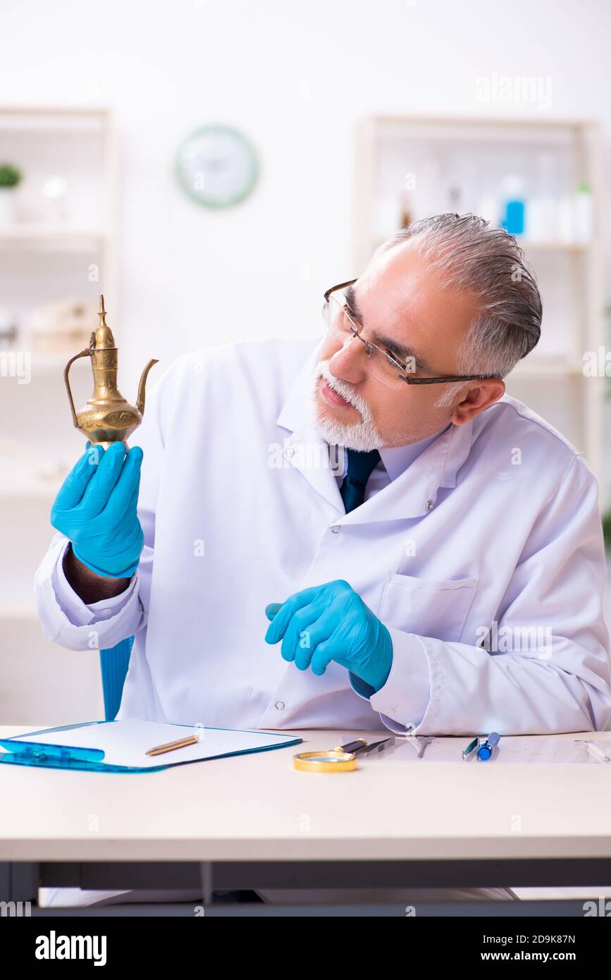 Old lab arab old hi-res stock photography and images - Alamy