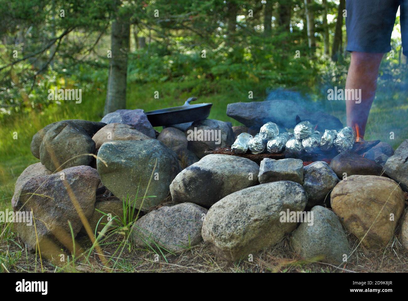 Cooking corn on the cob over a camp fire Stock Photo - Alamy