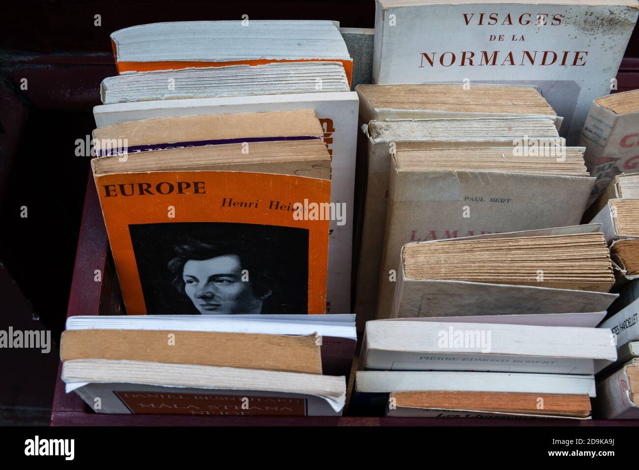 Paris, old books, second-hand bookshop Stock Photo - Alamy