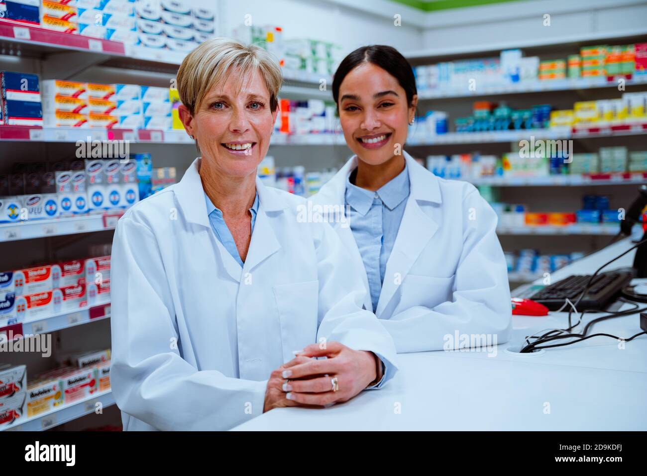 Smiling pharmacy assistant hi-res stock photography and images - Alamy