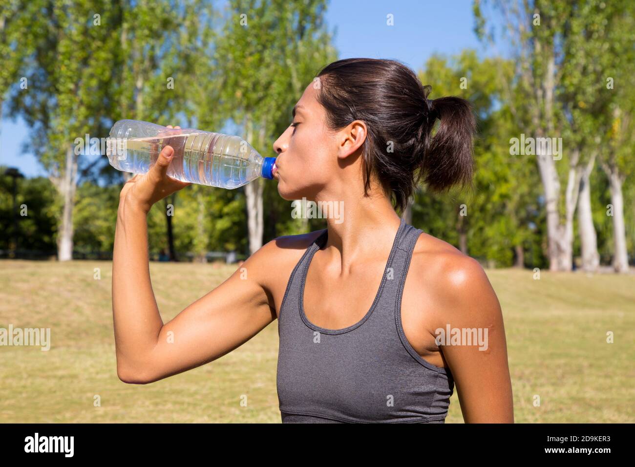 Female athletic drinking water sun hi-res stock photography and images ...