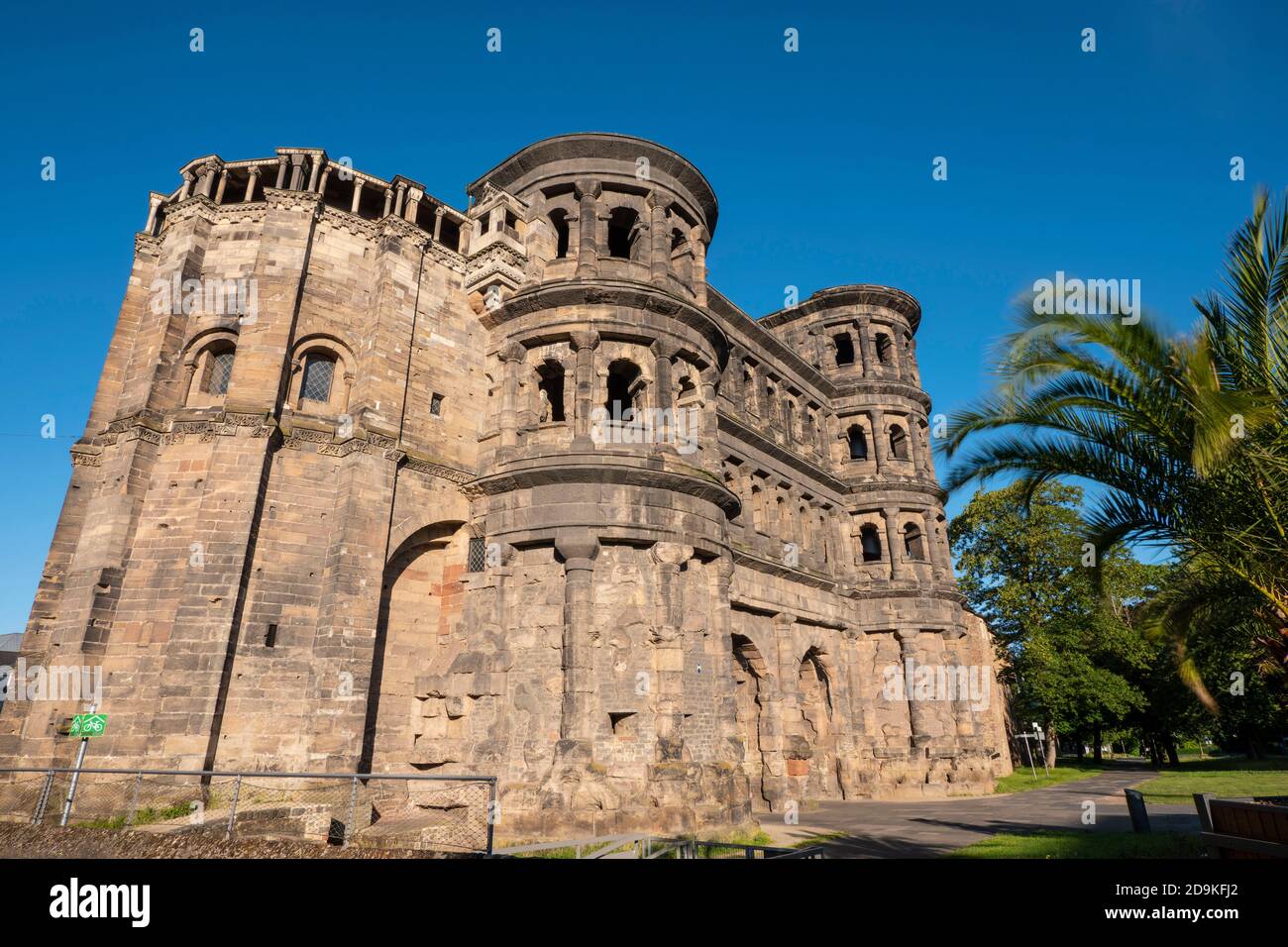Roman city gate hi-res stock photography and images - Alamy