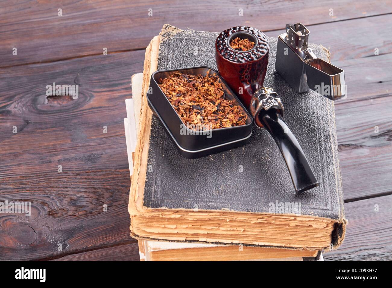 Smoking pipe on a stack of books Stock Photo - Alamy