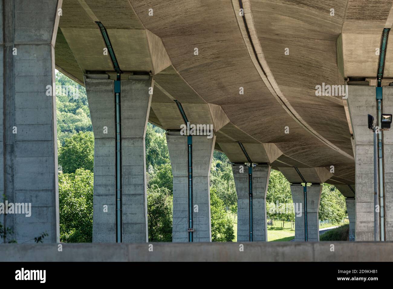 Bridge bottom view pillars hi-res stock photography and images - Alamy