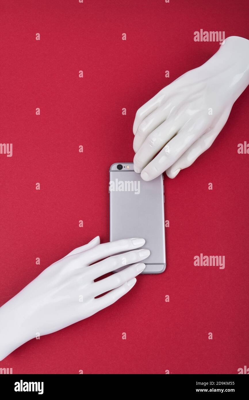Vertical shot mannequins hands and smartphone Stock Photo - Alamy