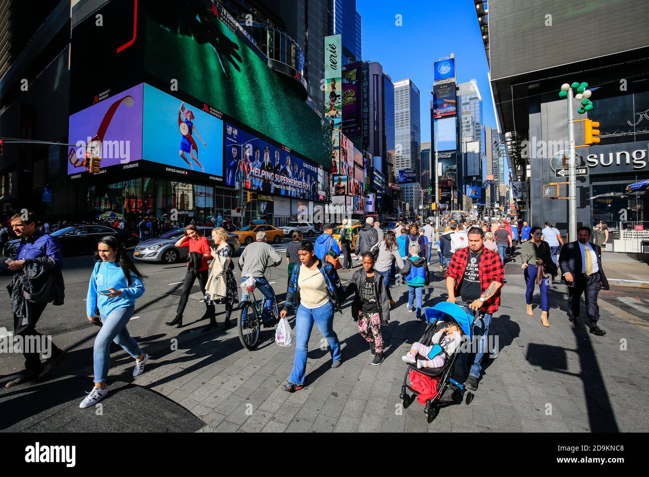 Crowd on square hi-res stock photography and images - Alamy