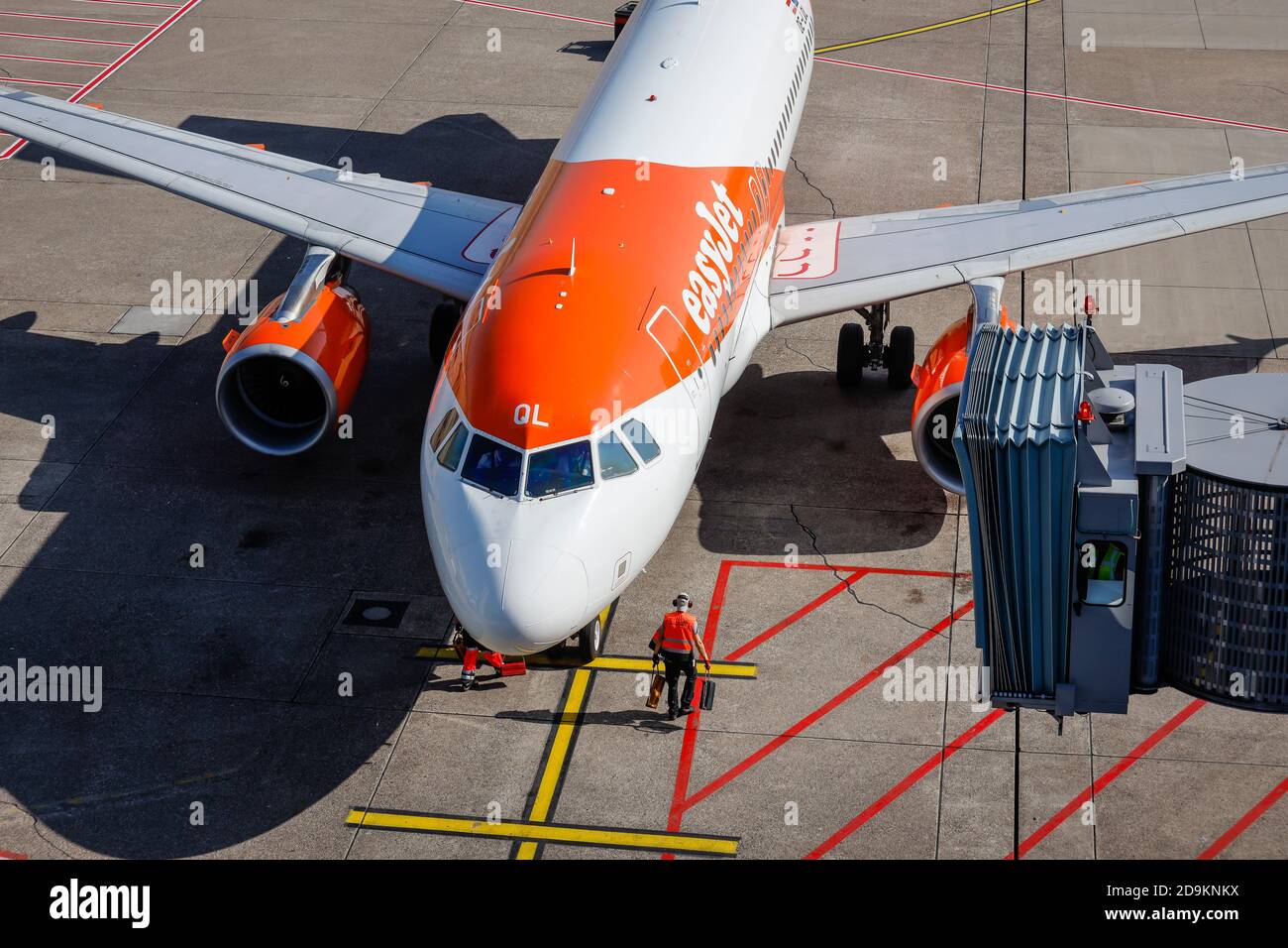 Airport gate plane hi-res stock photography and images - Alamy