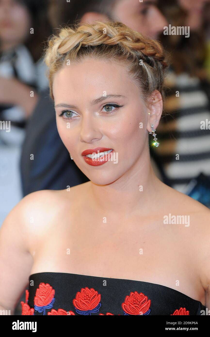 Scarlett johansson red carpet hi-res stock photography and images - Alamy
