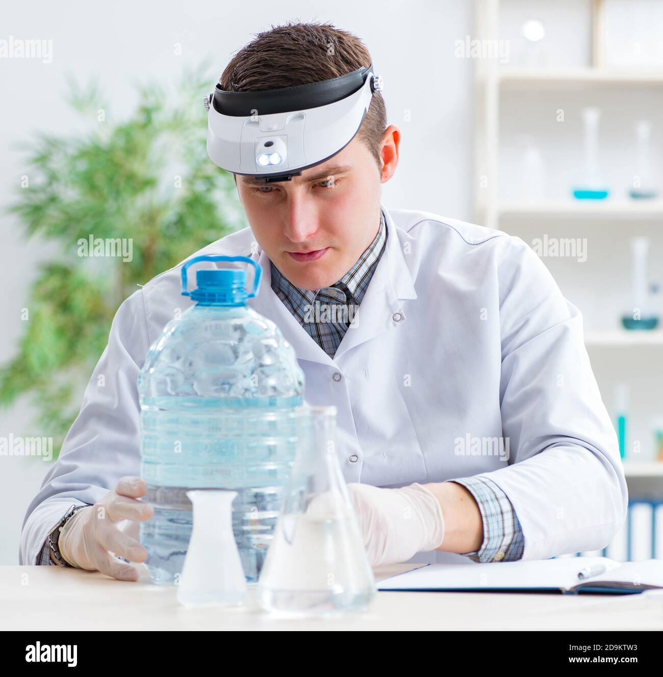 The young chemist student experimenting in lab Stock Photo - Alamy