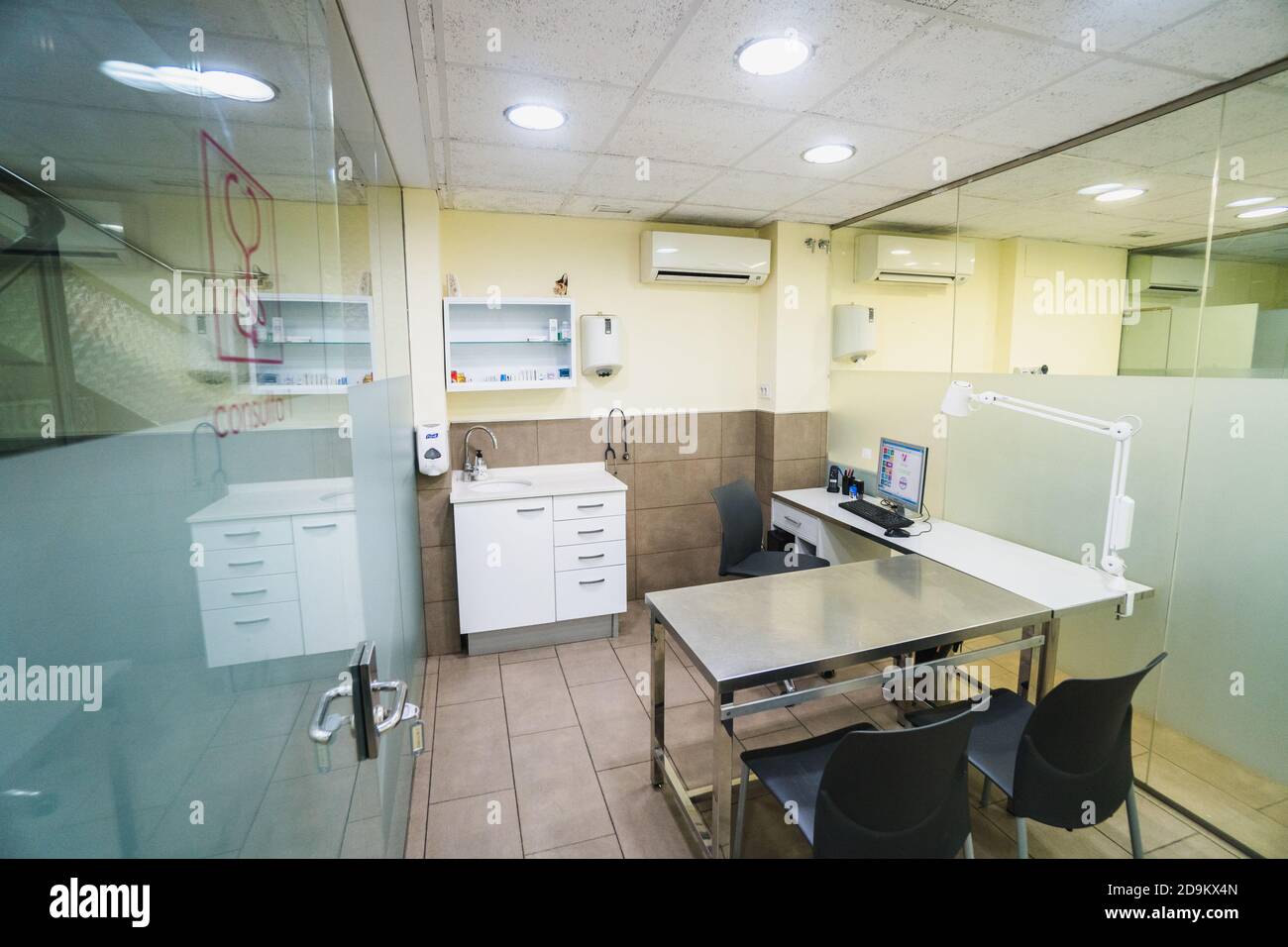 Empty hospital office equipped hi-res stock photography and images - Alamy