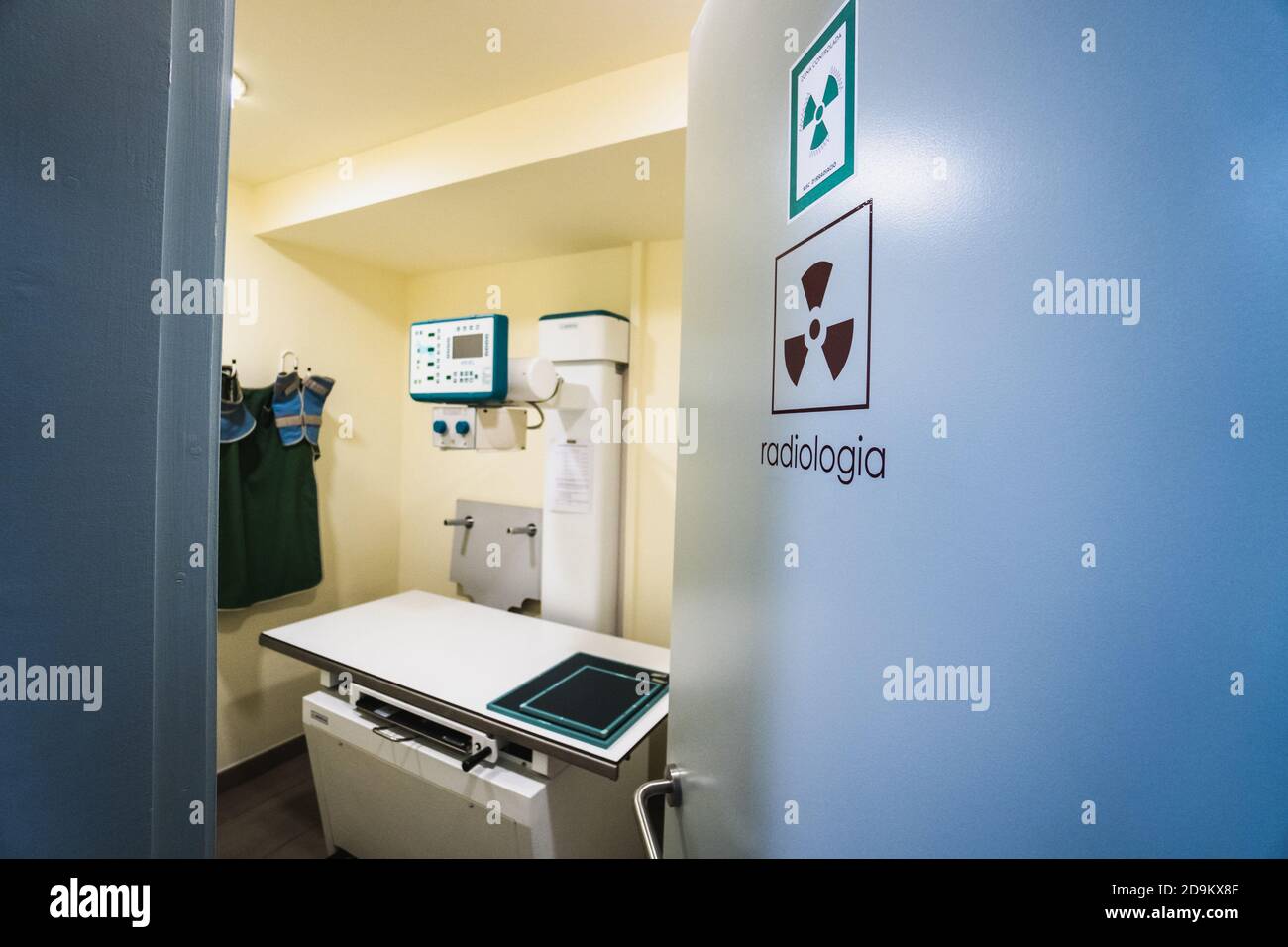 X ray door hi-res stock photography and images - Alamy