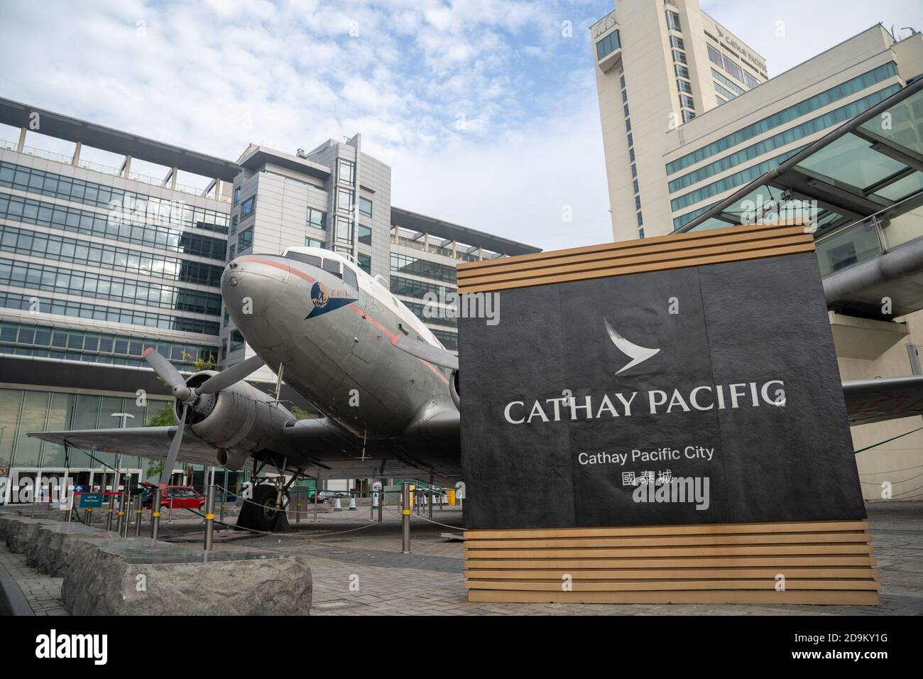 Cathay Pacific airways logo displayed on Cathay Pacific City building ...
